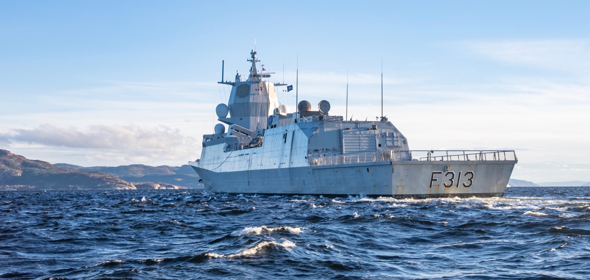 Fregatt kan synke etter kollisjon, syv skadd ‹ aldrimer.no